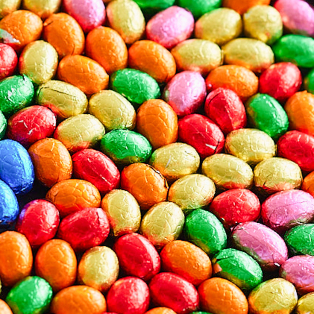Groot chocolade paasei | Met gevulde eitjes | Chocoladebezorgd