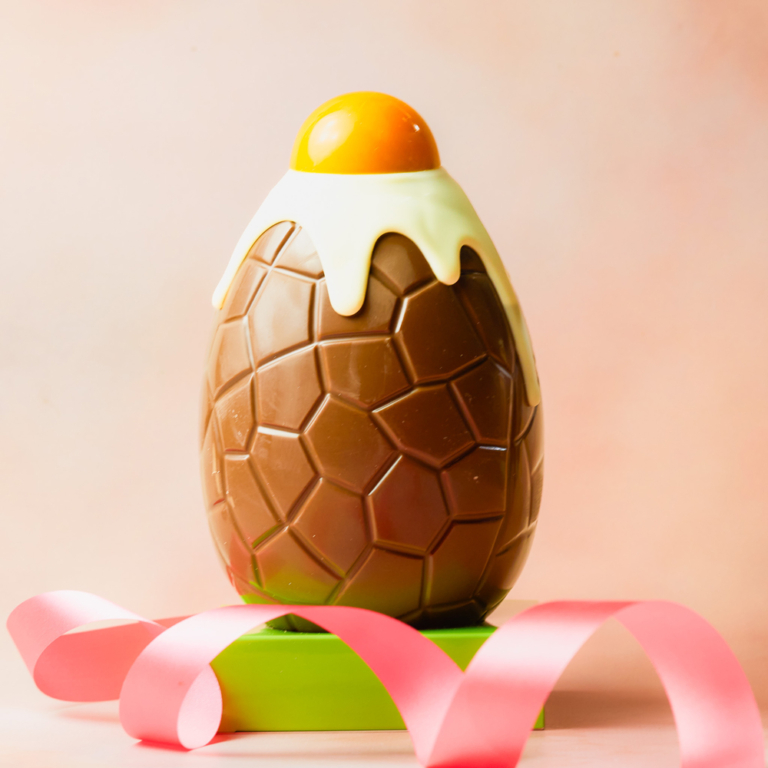 Groot chocolade paasei | Met gevulde eitjes | Chocoladebezorgd